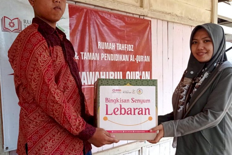 PPPA Daarul Qur'an Semarang dan Himatika UPGRIS Bagikan Bingkisan Lebaran untuk Guru Ngaji ...